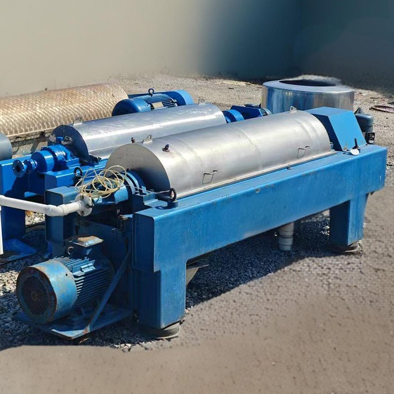Horizontal spiral sedimentation and discharge centrifuge